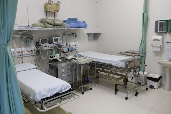 Sala de emergência com 2 leitos em condições adequadas para o ...